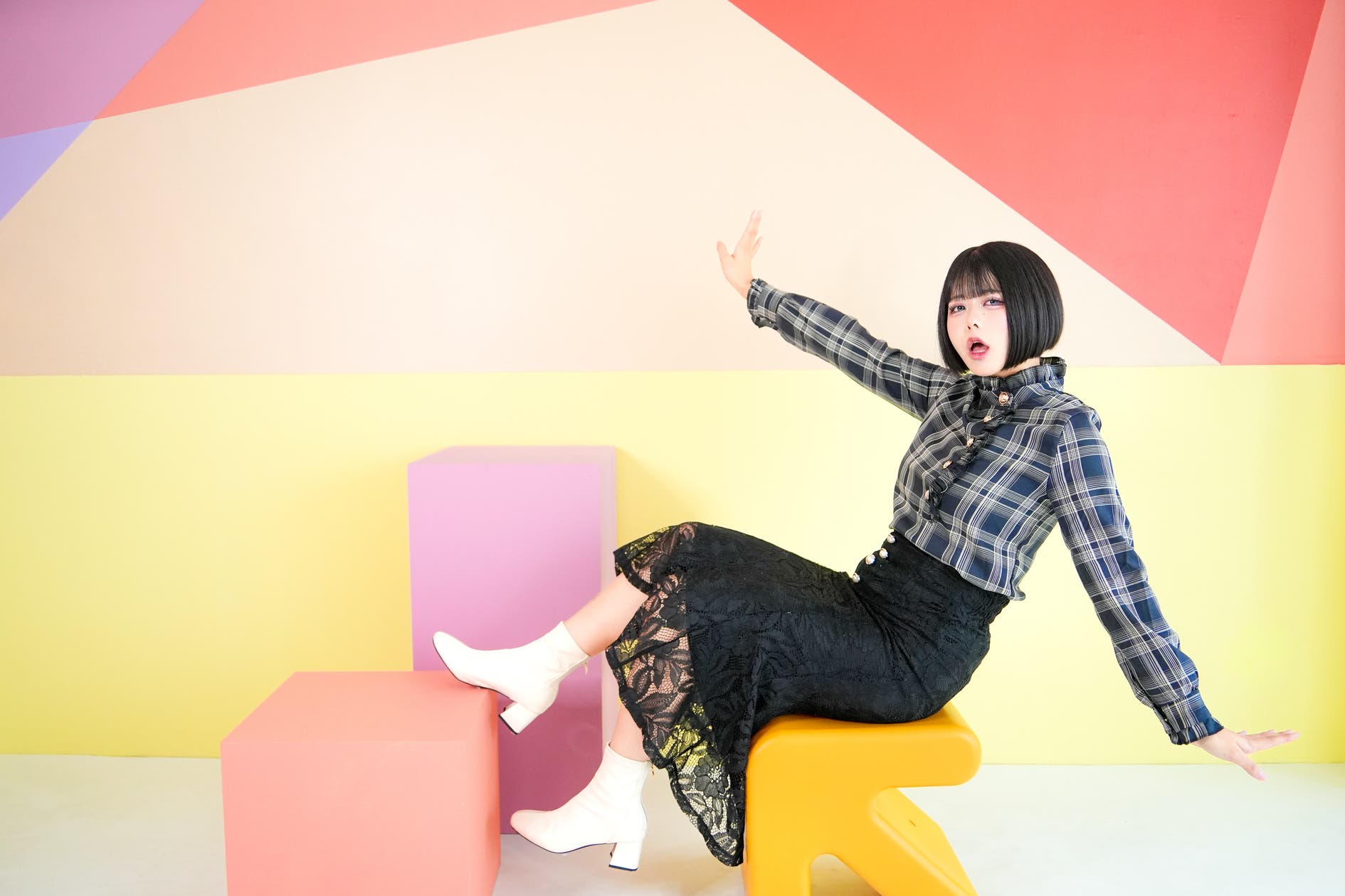 🆕OPEN15%OFF📣自然光×パステル幾何学×黒壁×人が入れるカラフルブース｜飯田橋駅1分｜撮影用ベッド｜MV・コスプレの写真1