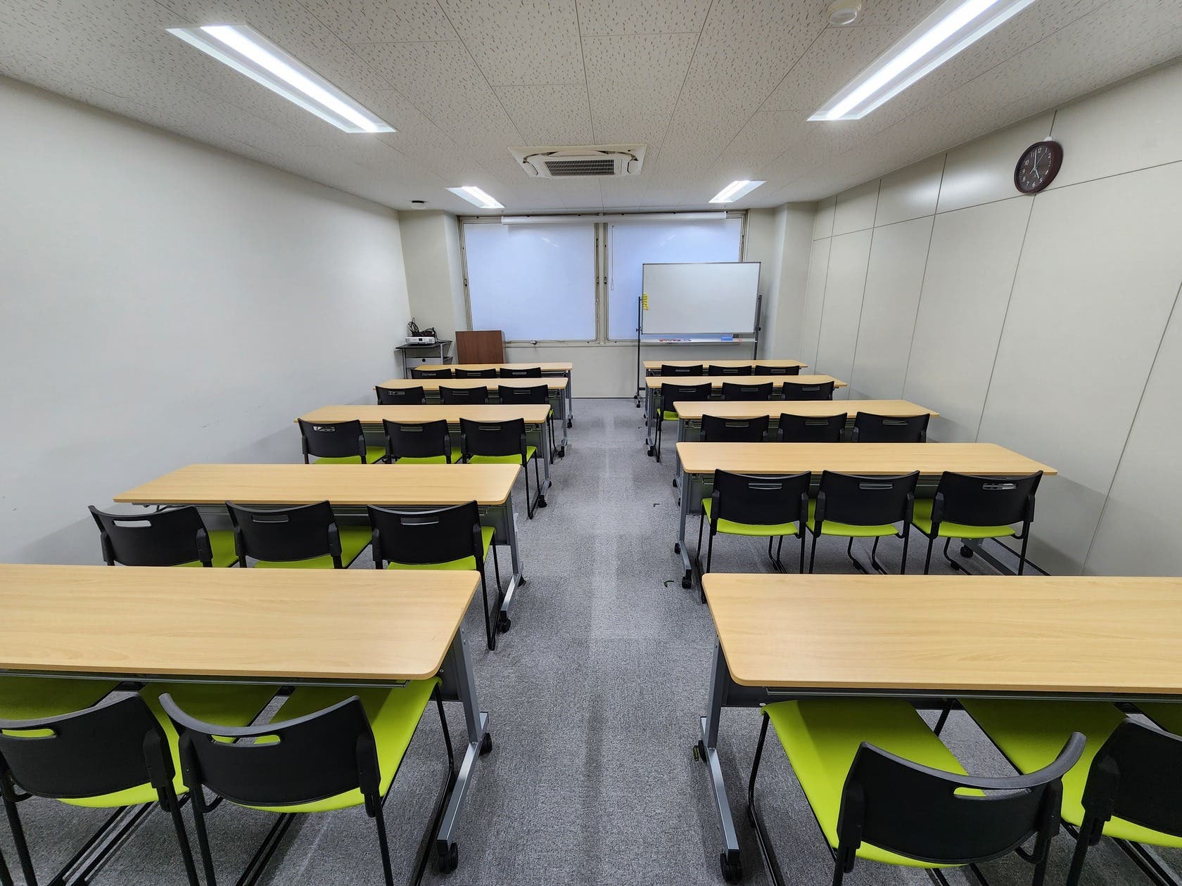 コスパ良✨岡山駅徒歩5分 / 最大36名 / 高速WIFI / プロジェクター 会議やセミナーに最適な会議室✨の写真2