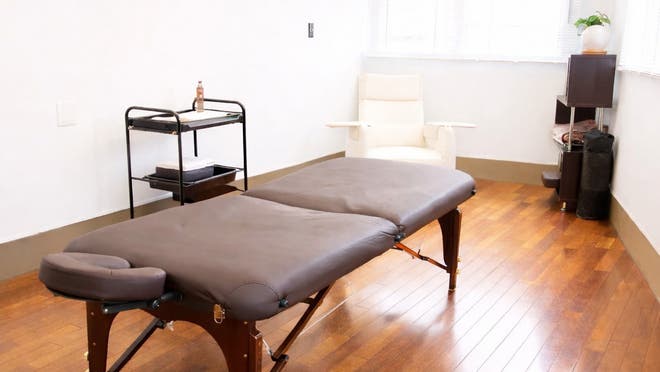 完全個室|施術・会議・作業に対応|静かなレンタルスペース(大和駅3分)の写真1