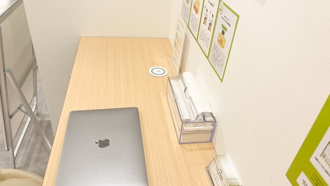 【秋葉原駅徒歩2分|24時間営業|11Cブース(3階)】カウンター席/高速Wi-Fi/電源・充電/テレワーク・作業・勉強・休憩等の写真4