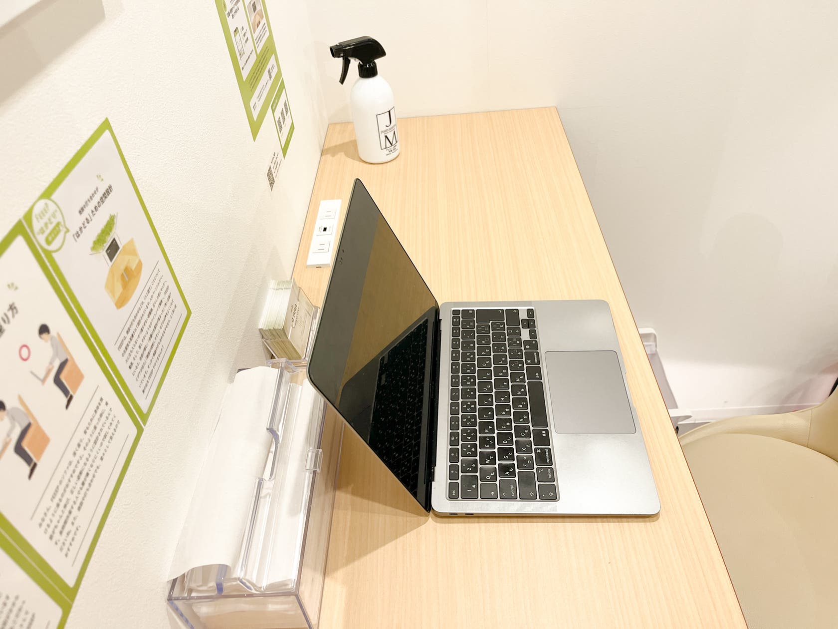 【秋葉原駅徒歩2分｜24時間営業｜11Cブース（3階）】カウンター席／高速Wi-Fi／電源・充電／テレワーク・作業・勉強・休憩等の写真3