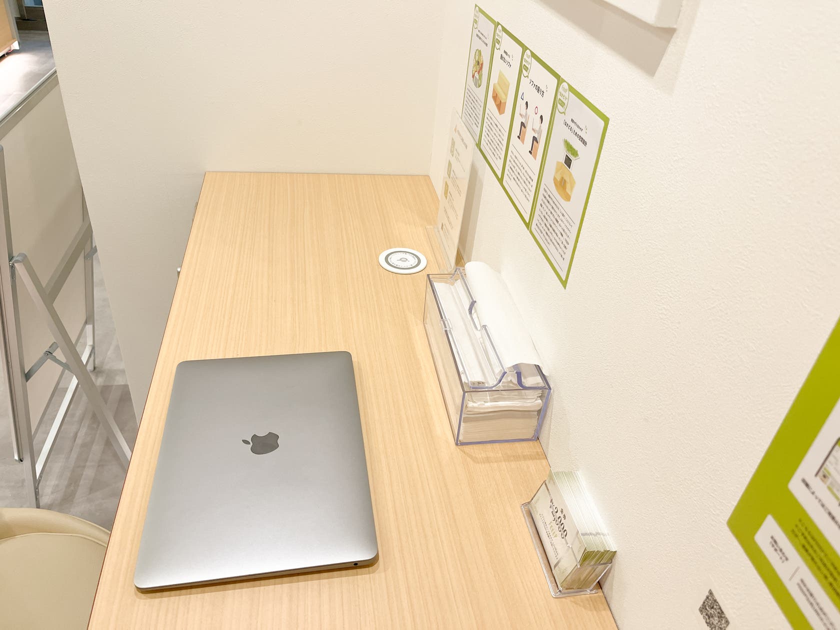 【秋葉原駅徒歩2分｜24時間営業｜2Cブース（2階）】カウンター席／高速Wi-Fi／電源・充電／テレワーク・作業・勉強・休憩等の写真4