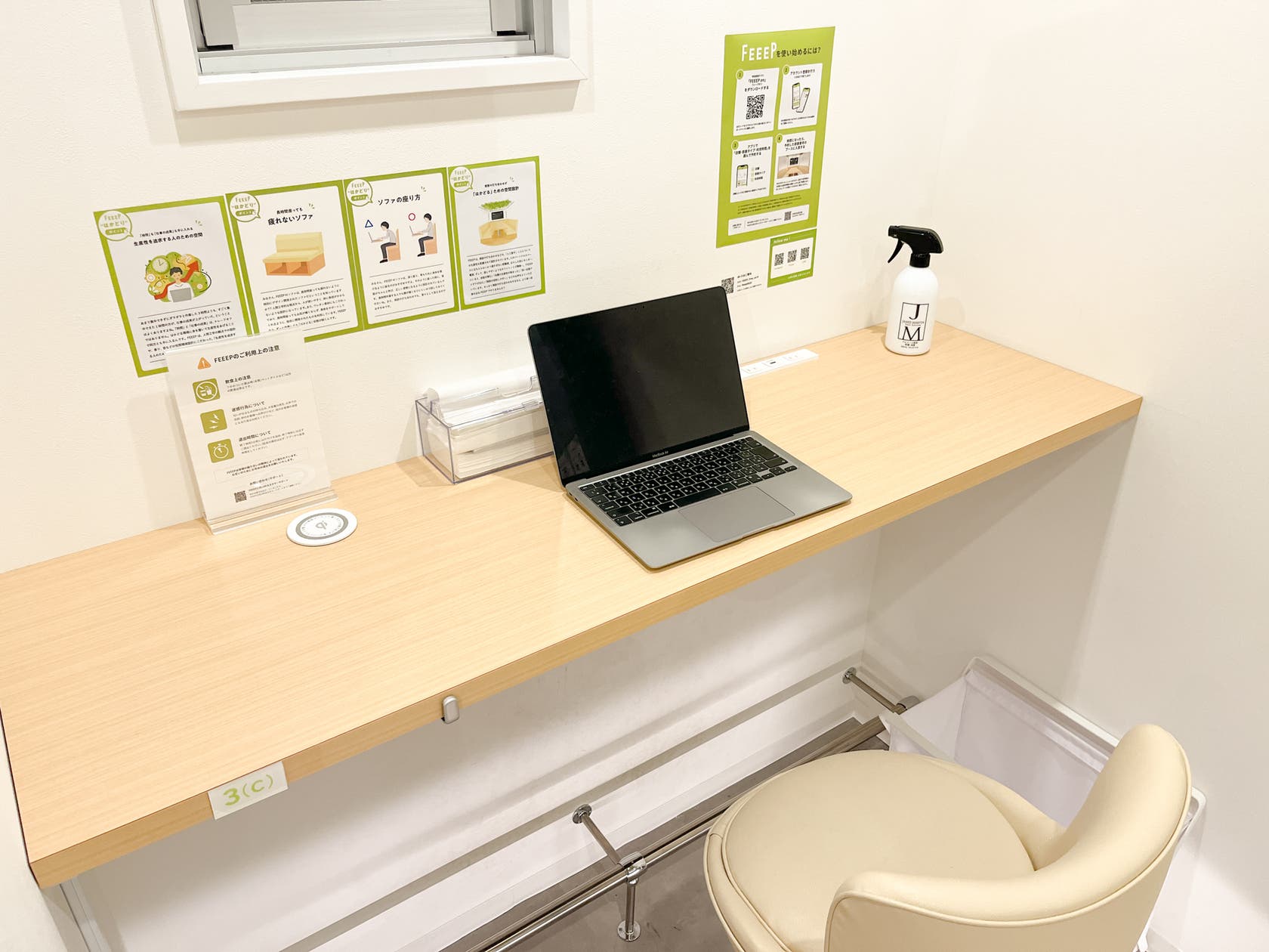 【秋葉原駅徒歩2分｜24時間営業｜2Cブース（2階）】カウンター席／高速Wi-Fi／電源・充電／テレワーク・作業・勉強・休憩等の写真2