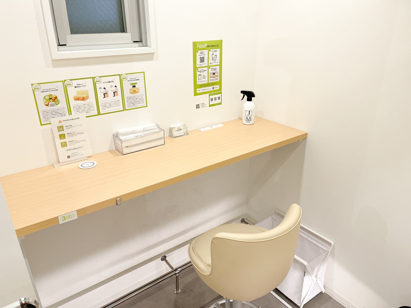 【秋葉原駅徒歩2分｜24時間営業｜2Cブース（2階）】カウンター席／高速Wi-Fi／電源・充電／テレワーク・作業・勉強・休憩等の写真1