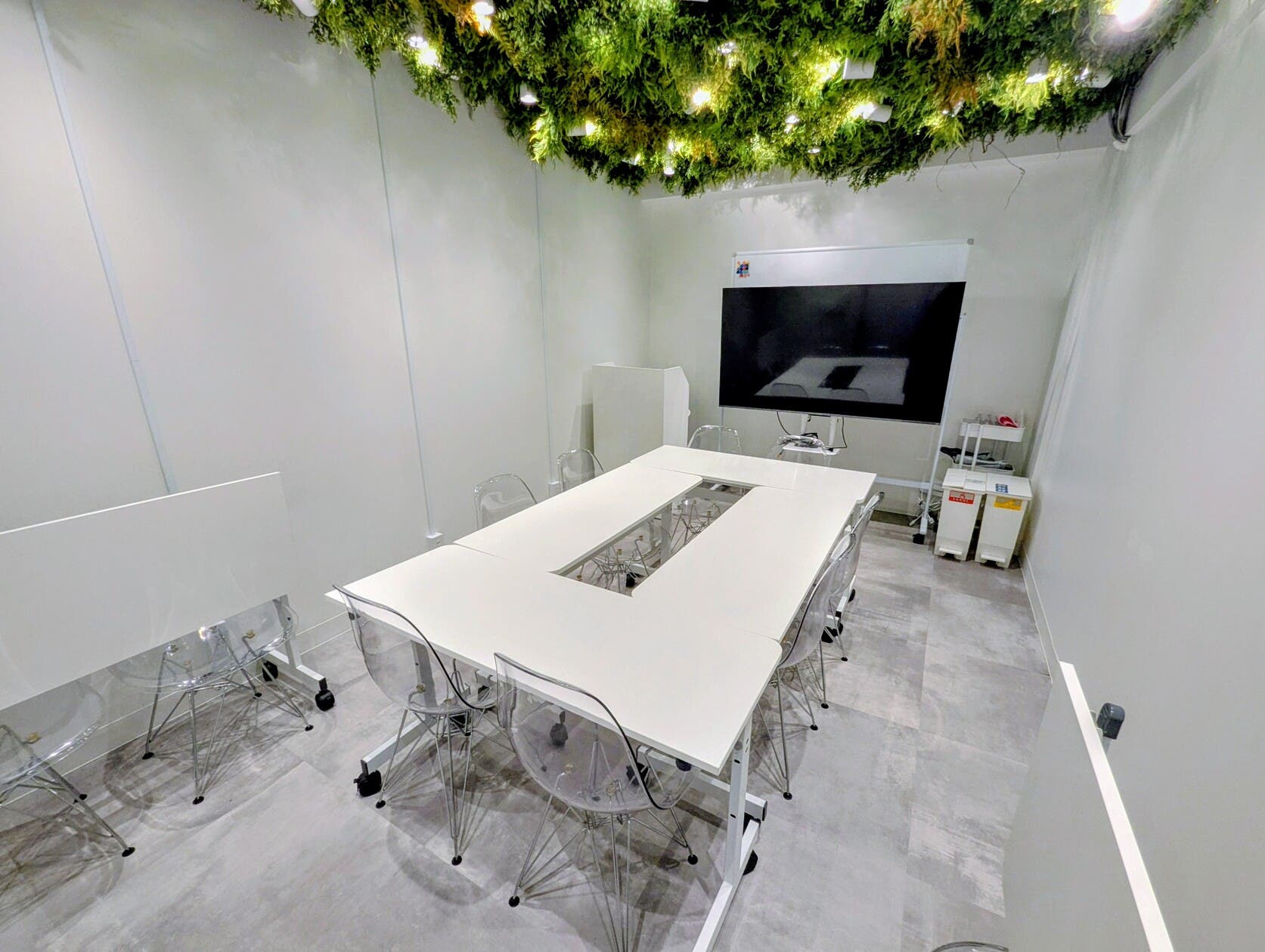 【東京駅徒歩3分・日本橋駅徒歩2分｜24h】12名席／会議室・研修・セミナー・説明会等／WiFi・モニター・ホワイトボード等完備の写真1