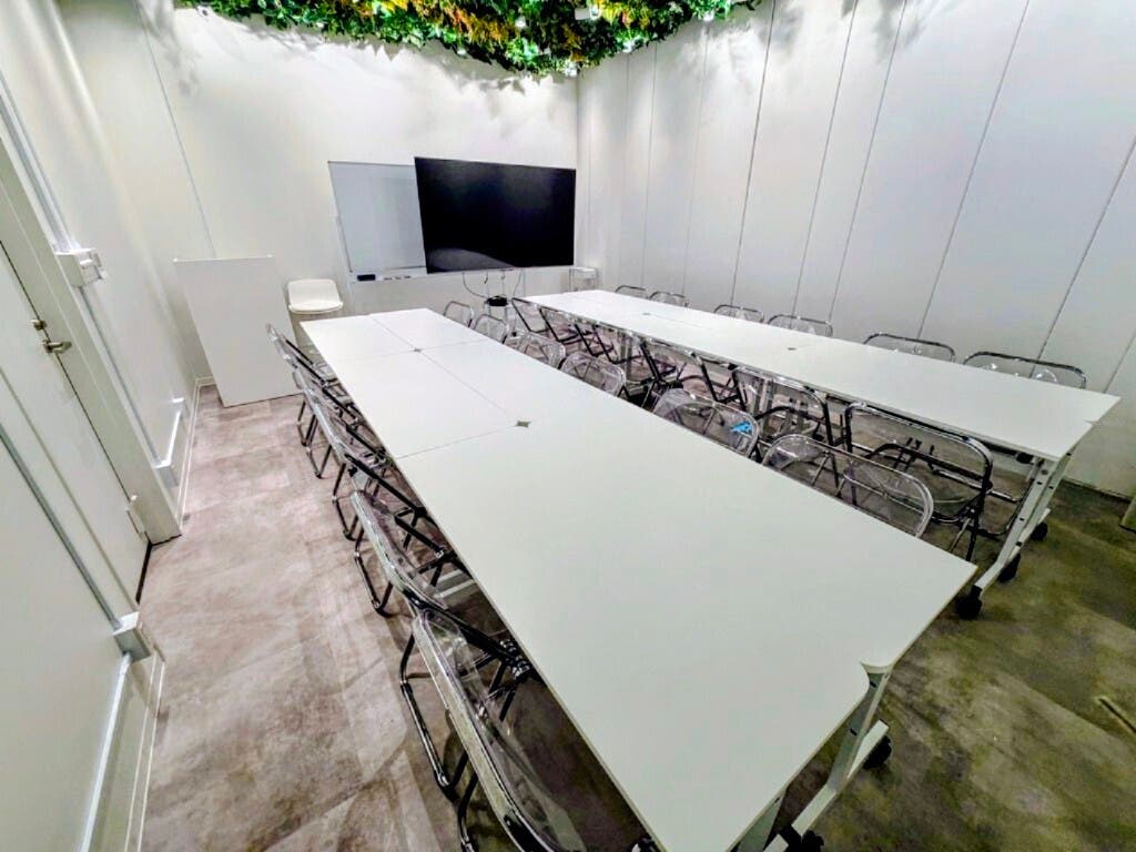 【立川駅徒歩1分｜24h】会議室／最大24名／高速WiFi／飲食可／研修・セミナー・懇親会｜FEEEP立川店イベントスペースAの写真8