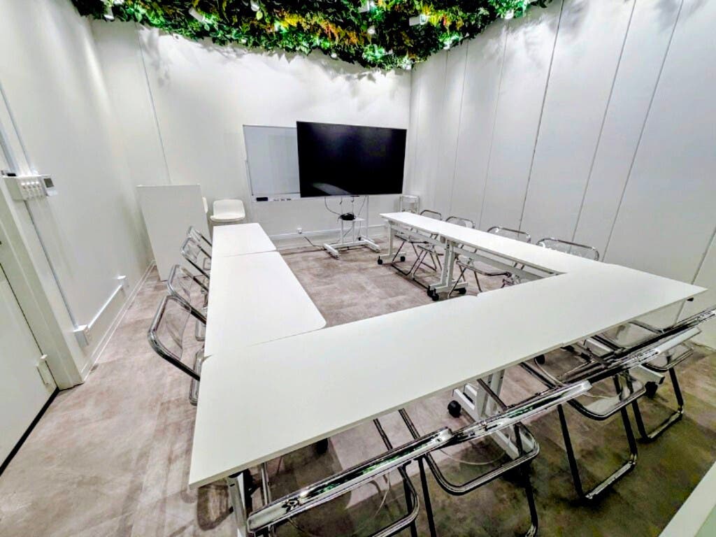 【立川駅徒歩1分｜24h】会議室／最大23名／高速WiFi／飲食可／研修・セミナー・懇親会｜FEEEP立川店イベントスペースBの写真9