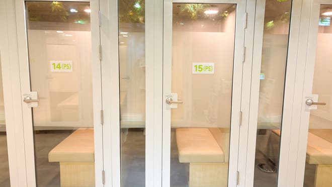 【新宿駅徒歩2分|8PSブース】ワークブース/防音完全個室/31.5型モニター/充電/web商談・面接・MTG・テレワーク等の写真13