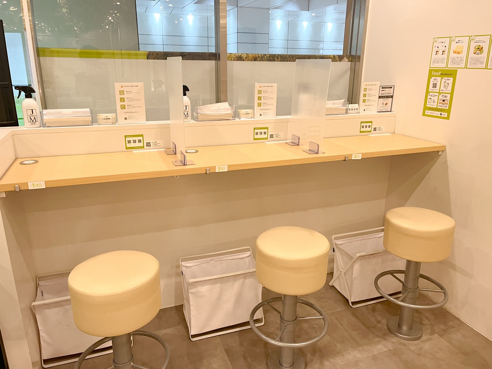 【新宿駅徒歩2分｜1Cブース】カウンター席／高速Wi-Fi／電源・充電／テレワーク・作業・勉強・休憩等の写真1