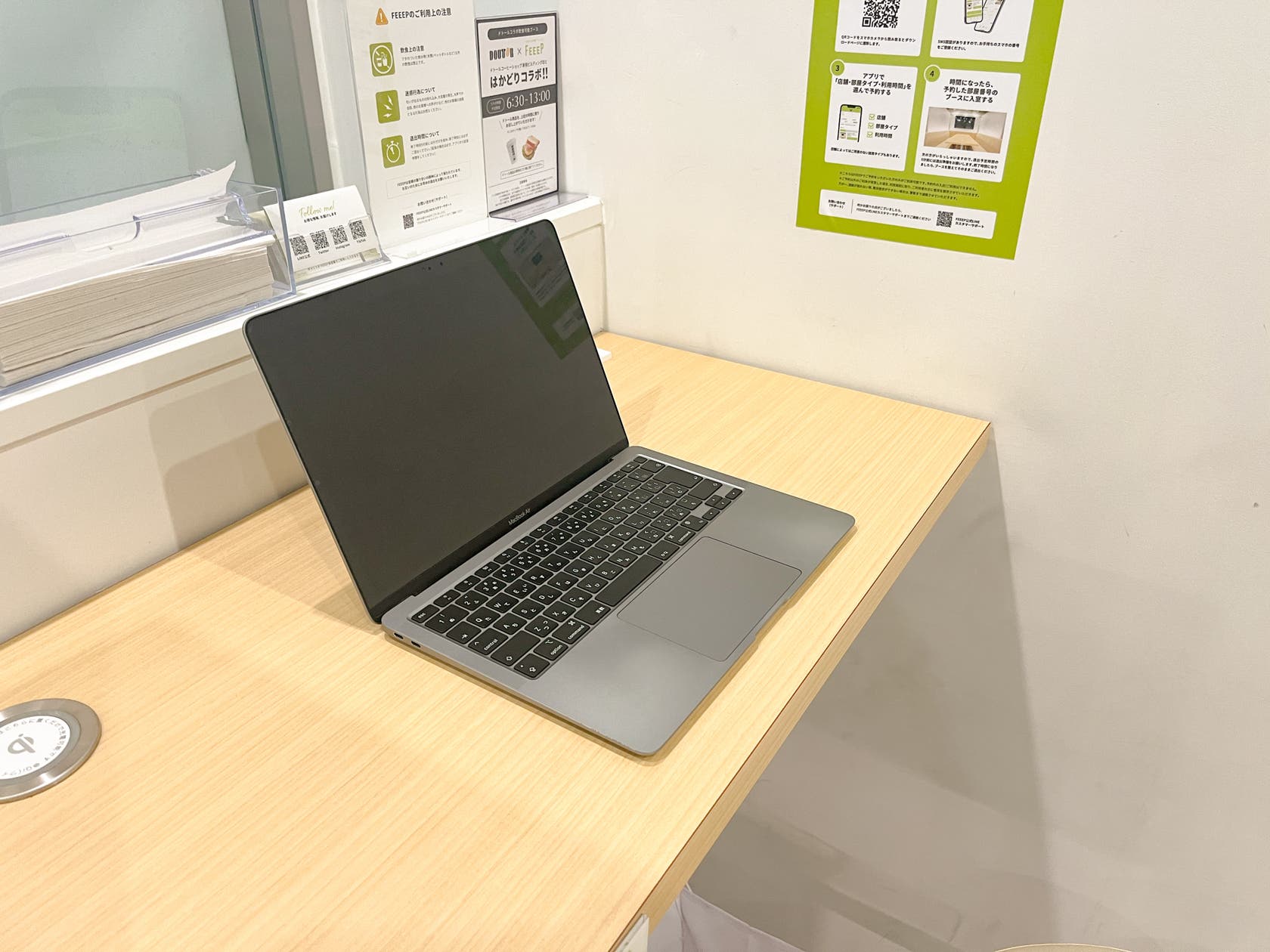 【新宿駅徒歩2分｜1Cブース】カウンター席／高速Wi-Fi／電源・充電／テレワーク・作業・勉強・休憩等の写真4