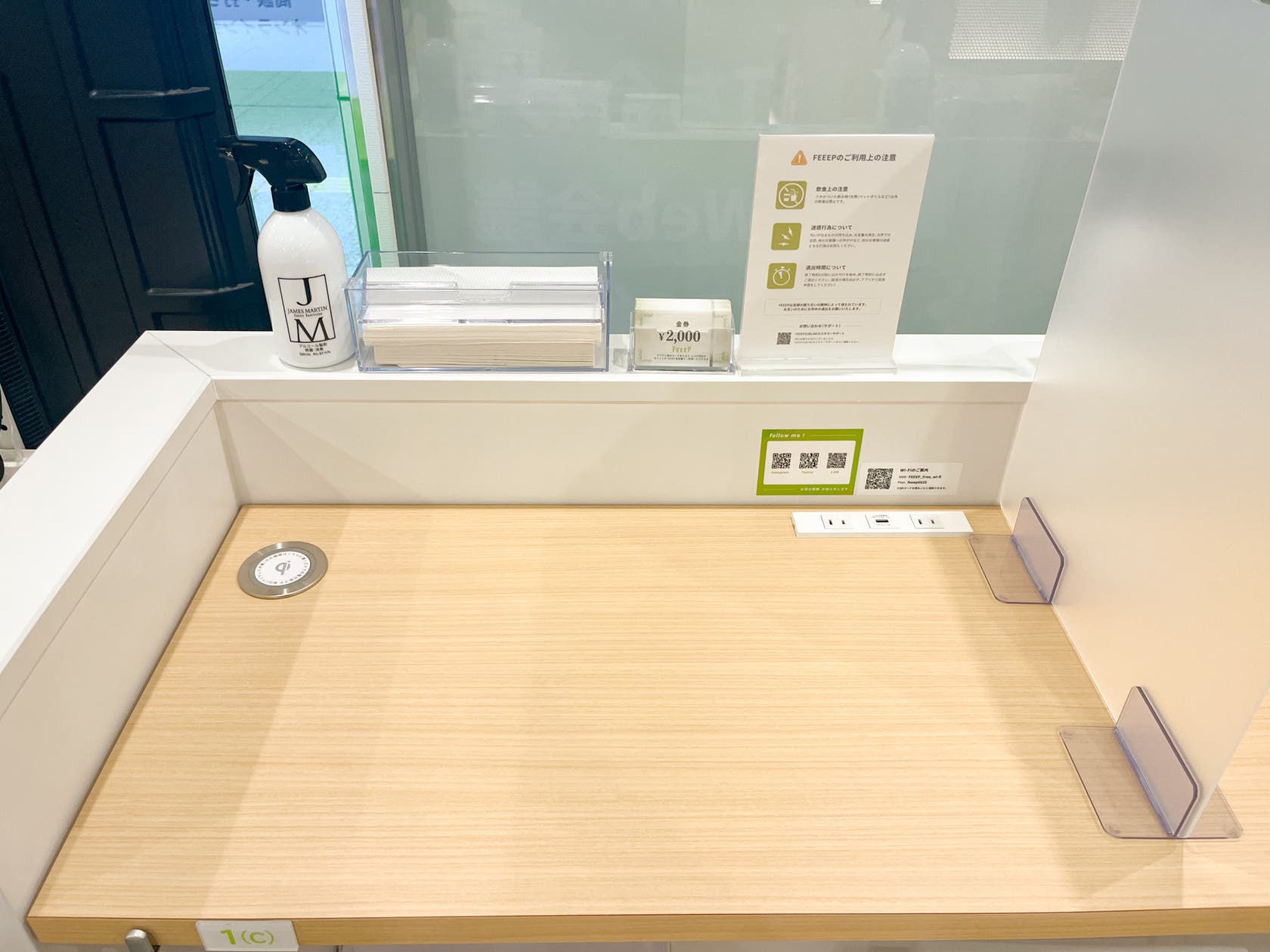 【新宿駅徒歩2分｜2Cブース】カウンター席／高速Wi-Fi／電源・充電／テレワーク・作業・勉強・休憩等の写真2