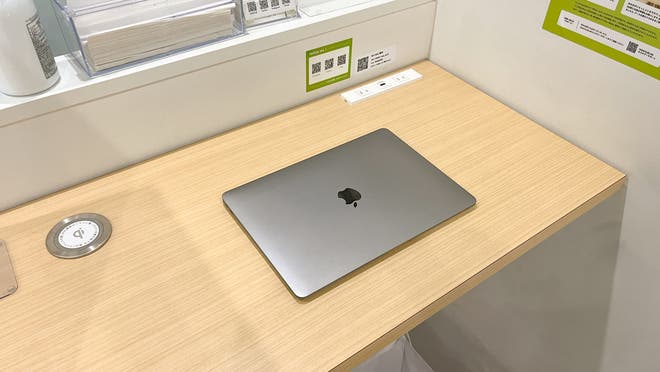 【新宿駅徒歩2分|2Cブース】カウンター席/高速Wi-Fi/電源・充電/テレワーク・作業・勉強・休憩等の写真3