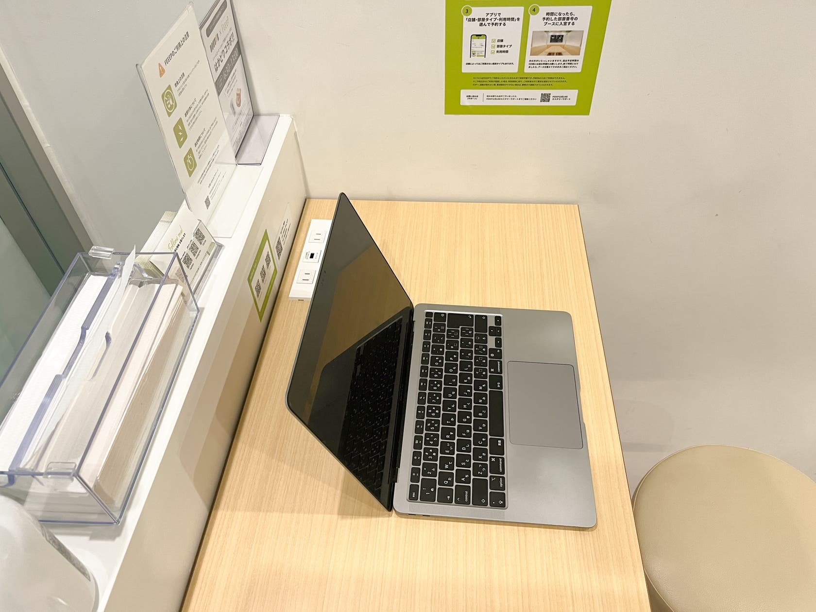 【新宿駅徒歩2分｜2Cブース】カウンター席／高速Wi-Fi／電源・充電／テレワーク・作業・勉強・休憩等の写真5