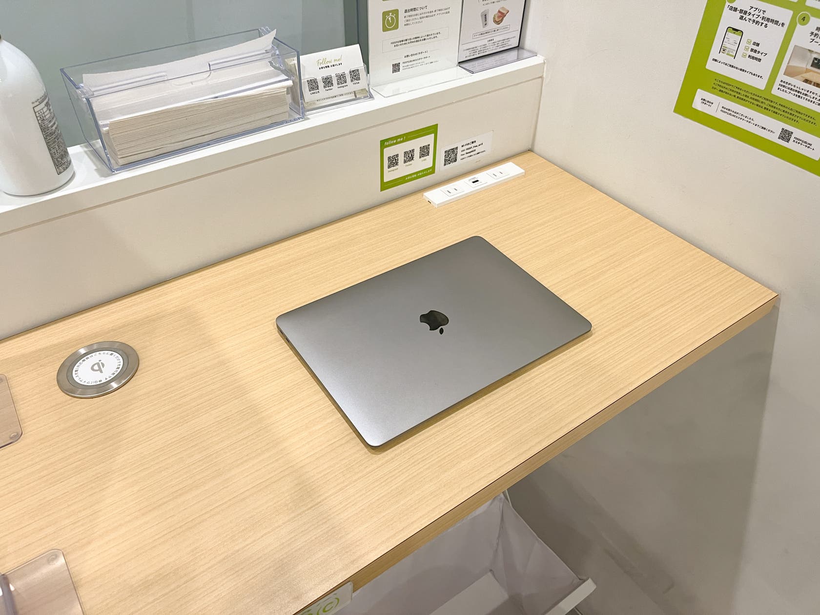 【新宿駅徒歩2分｜3Cブース】カウンター席／高速Wi-Fi／電源・充電／テレワーク・作業・勉強・休憩等の写真3