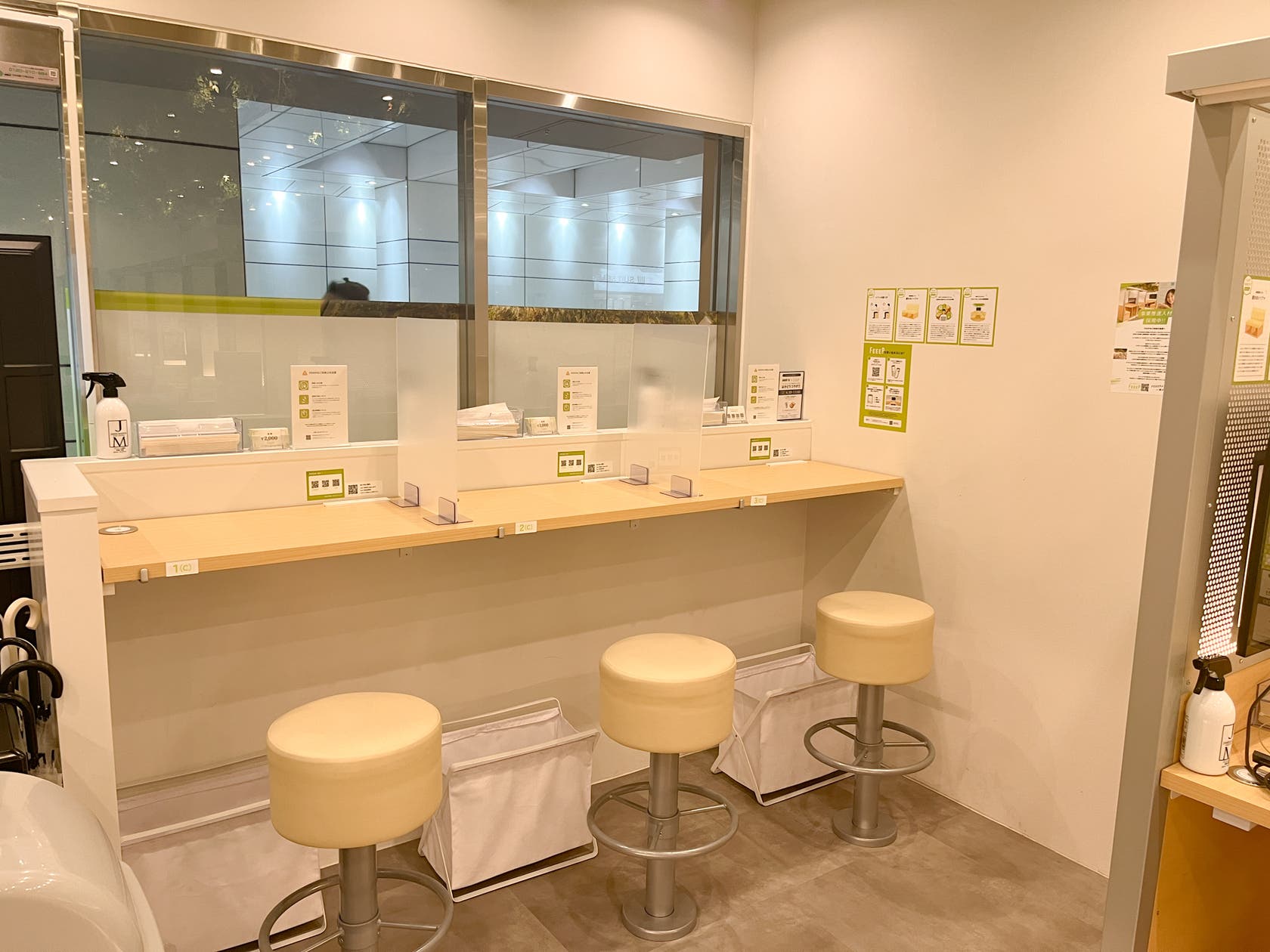 【新宿駅徒歩2分｜3Cブース】カウンター席／高速Wi-Fi／電源・充電／テレワーク・作業・勉強・休憩等の写真8