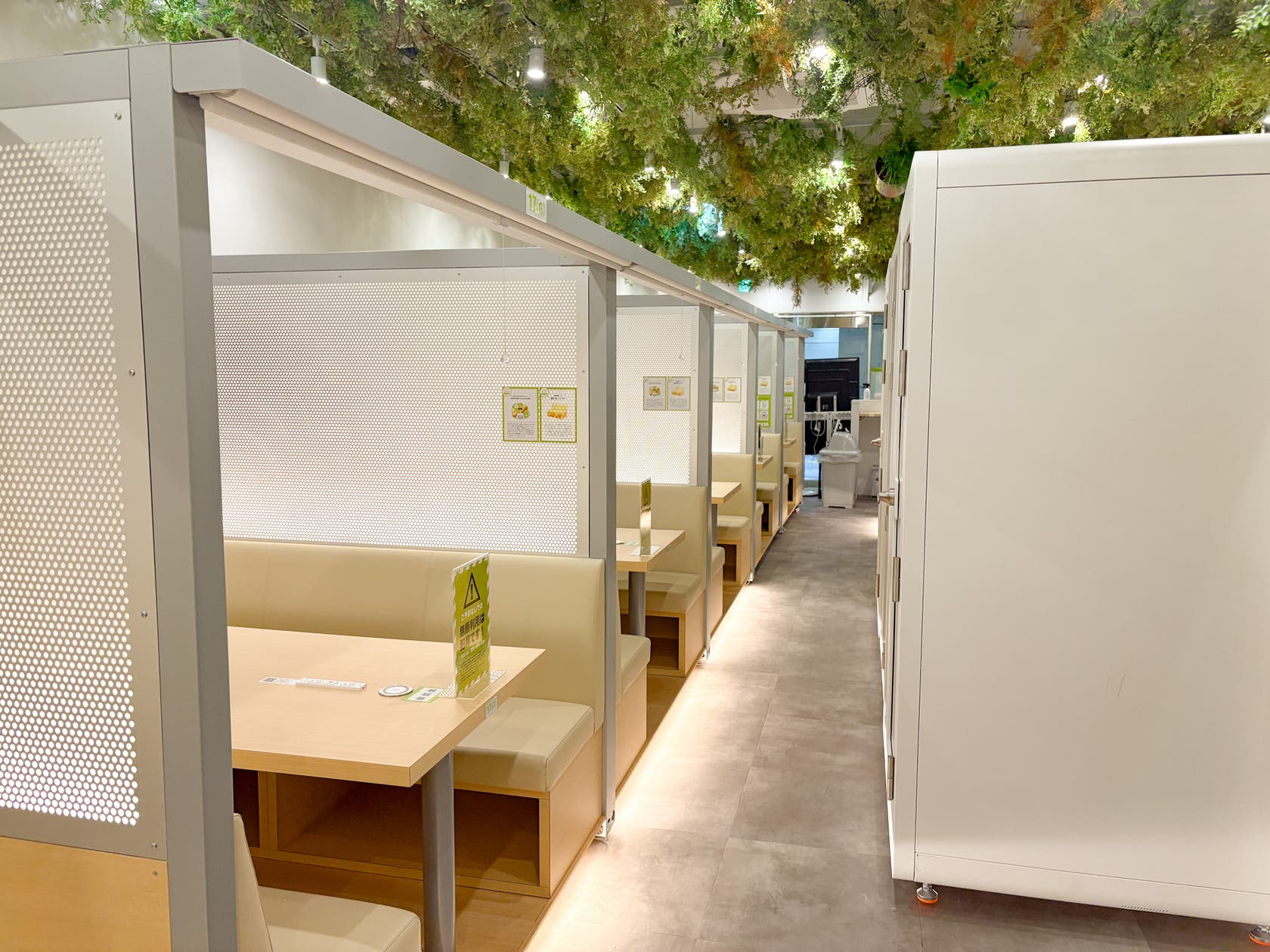 【新宿駅徒歩2分｜1Cブース】カウンター席／高速Wi-Fi／電源・充電／テレワーク・作業・勉強・休憩等の写真13