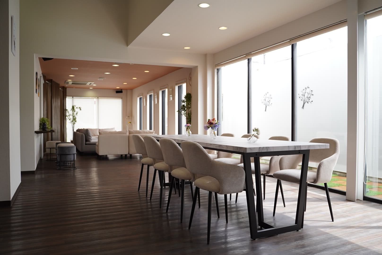 駅徒歩6分、最大30名利用可能。駐車場10台完備、キッチン付きで飲食OK、女子会・誕生日会等に最適な空間です。の写真1