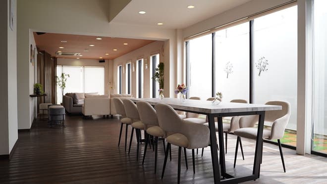 駅徒歩6分、最大30名利用可能。駐車場10台完備、キッチン付きで飲食OK、女子会・誕生日会等に最適な空間です。の写真1