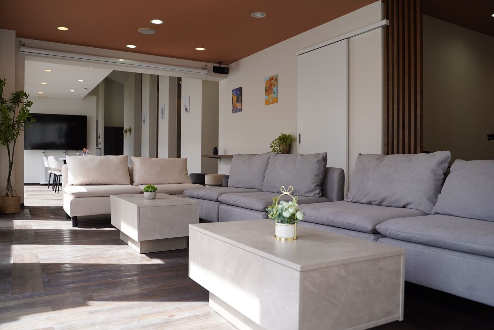 駅徒歩6分、最大30名利用可能。駐車場10台完備、キッチン付きで飲食OK、女子会・誕生日会等に最適な空間です。の写真2