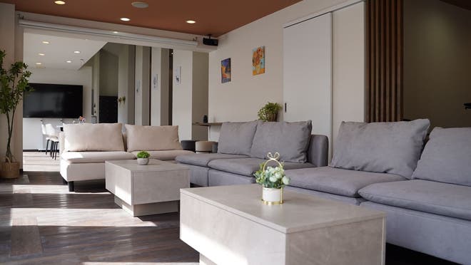 駅徒歩6分、最大30名利用可能。駐車場10台完備、キッチン付きで飲食OK、女子会・誕生日会等に最適な空間です。の写真2