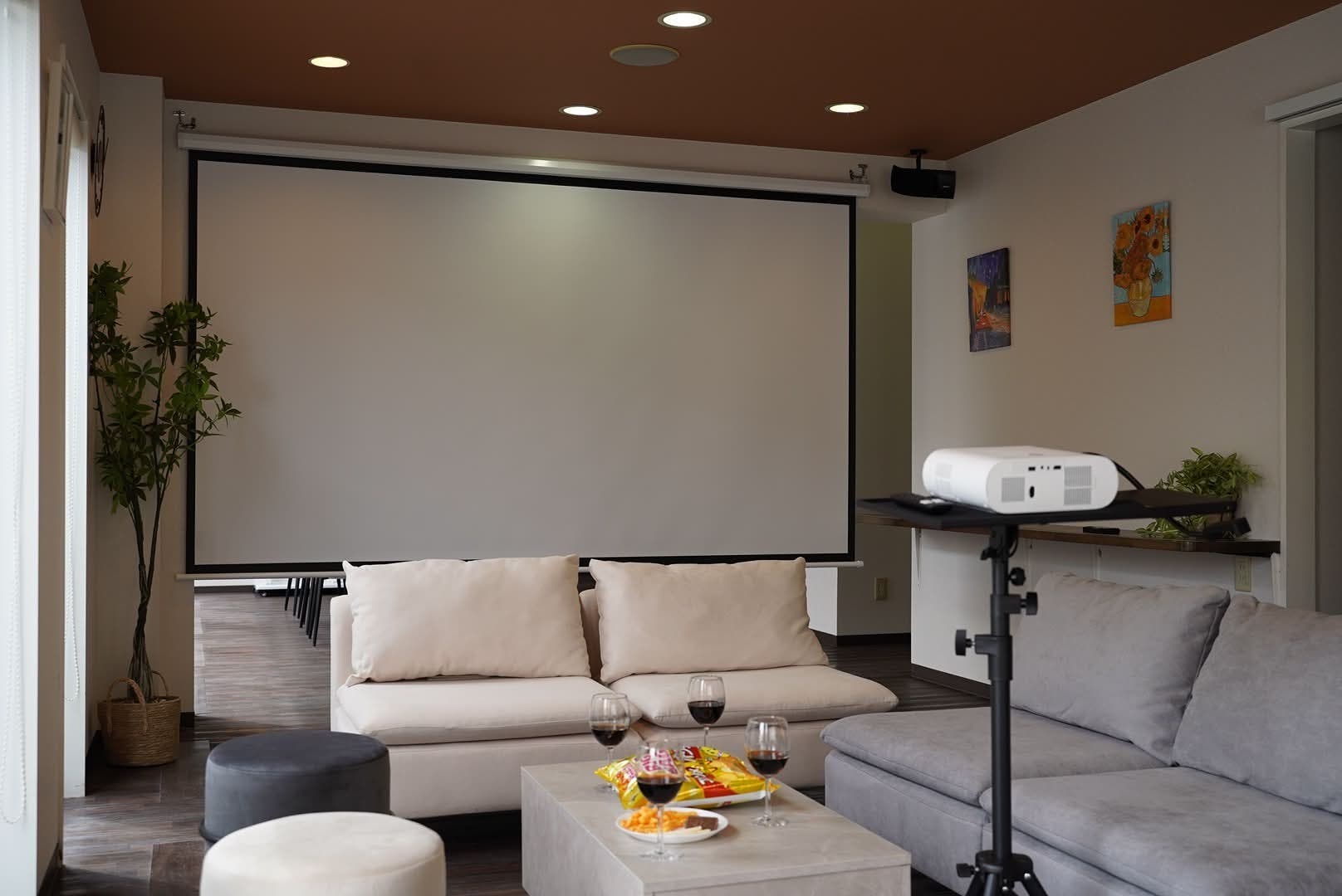 駅徒歩6分、最大30名利用可能。駐車場10台完備、キッチン付きで飲食OK、女子会・誕生日会等に最適な空間です。の写真3