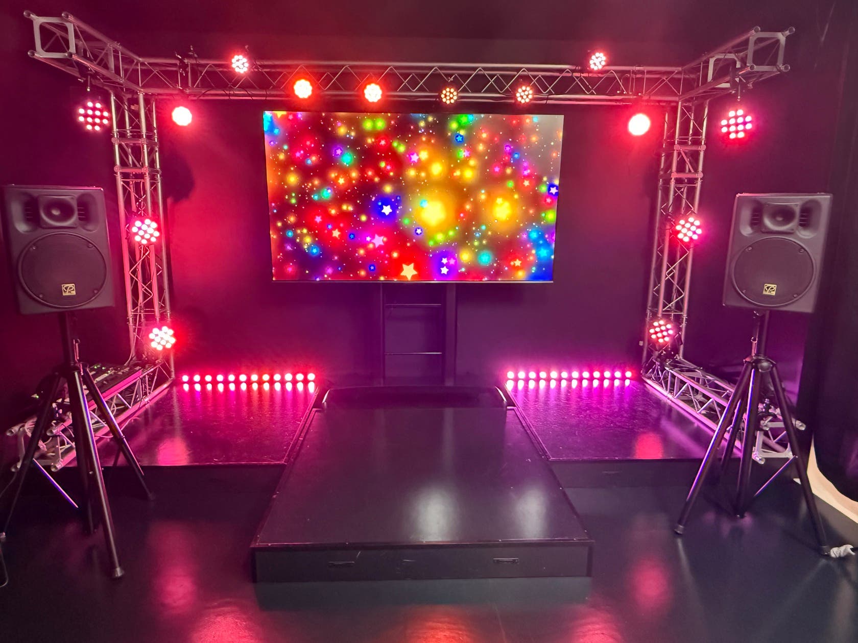 上野駅３分。アイドル・ライブ撮影、動画配信、PV.MV、様々な事に利用されています。周囲🅿️あります。コンビニ１分の写真3