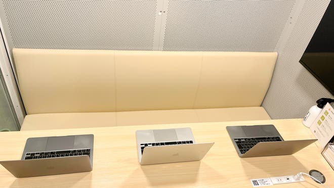 【新宿駅徒歩2分|21Gブース】最大6名/高速Wi-Fi/55型モニター/会議・商談・面接・打ち合わせ・作業等の写真2