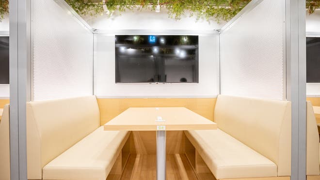 【新宿駅徒歩2分|20Gブース】最大6名/高速Wi-Fi/55型モニター/会議・商談・面接・打ち合わせ・作業等の写真1