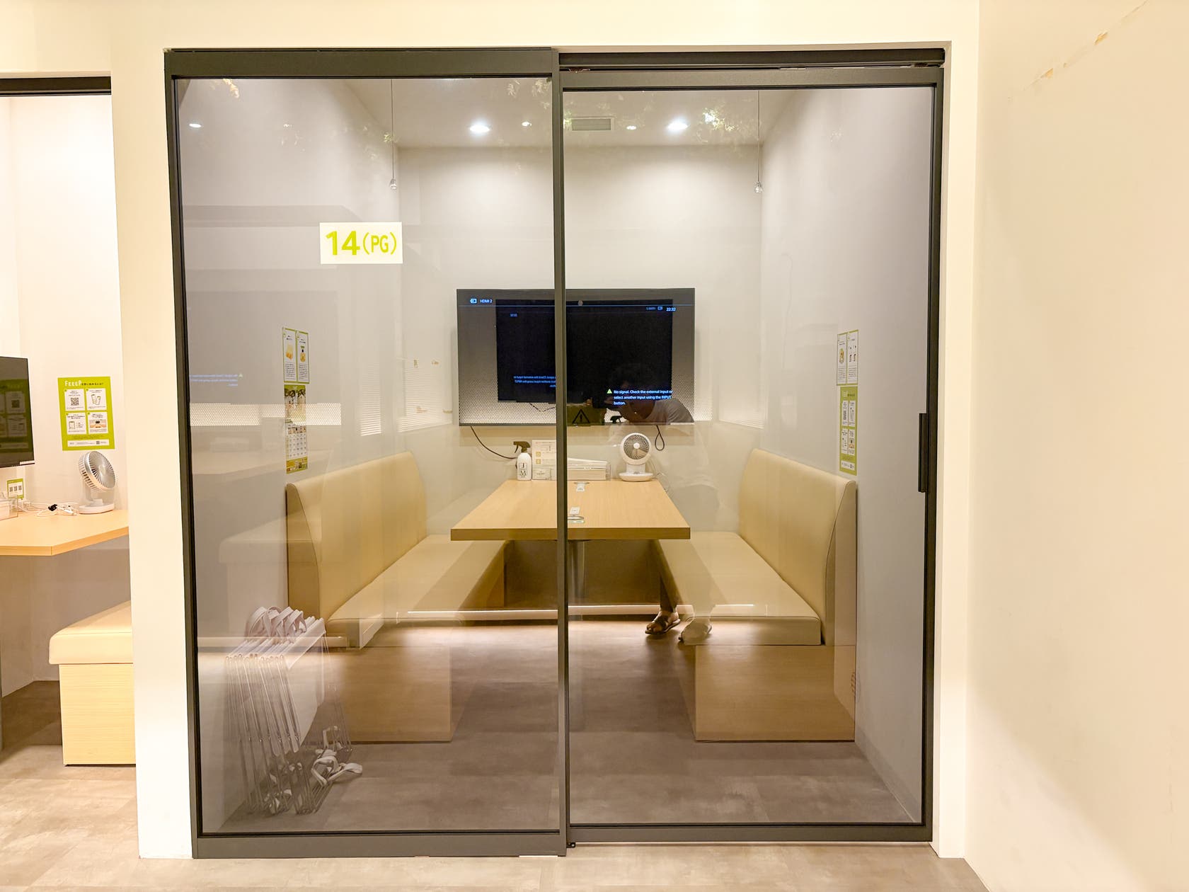 【新宿駅徒歩2分｜14PGブース】最大6名／防音完全個室／高速Wi-Fi／55型モニター／会議・商談・面接・打ち合わせ・作業等の写真5