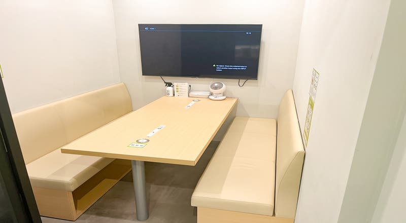 【新宿駅内徒歩2分｜14PGブース】最大6名／防音完全個室／高速Wi-Fi／55型モニター／会議・商談・面接・打ち合わせ・作業等