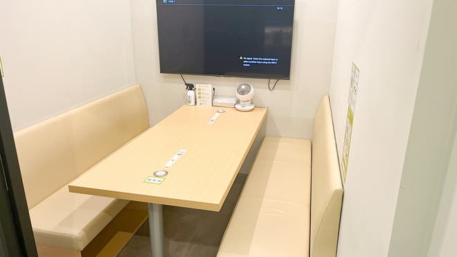 【新宿駅徒歩2分|14PGブース】最大6名/防音完全個室/高速Wi-Fi/55型モニター/会議・商談・面接・打ち合わせ・作業等の写真1