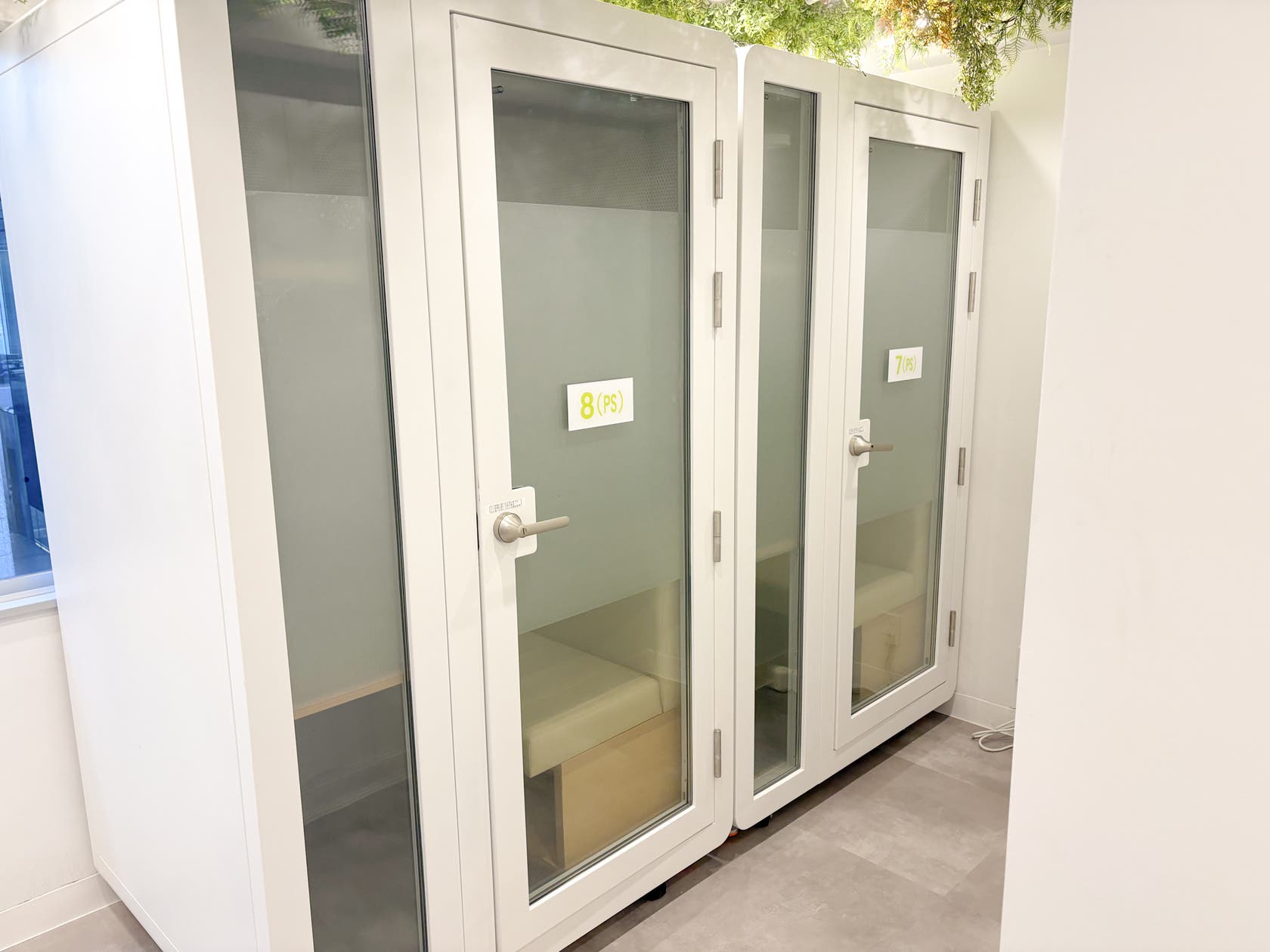 【東京駅徒歩3分｜24時間営業｜8PSブース】防音完全個室／31.5型モニター／充電／web商談・面接・MTG・テレワーク等の写真15