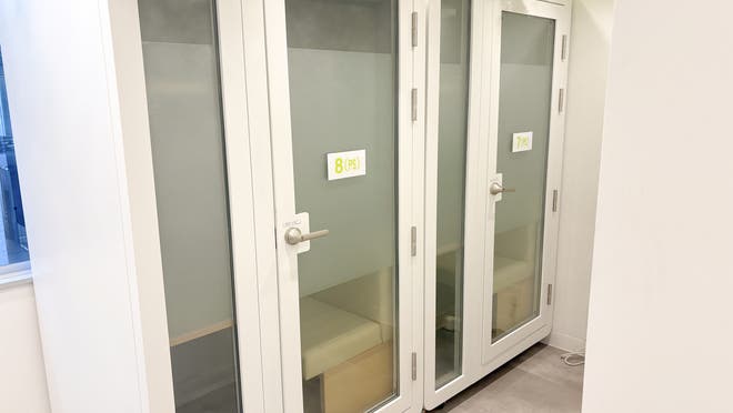 【東京駅徒歩3分|24時間営業|8PSブース】防音完全個室/31.5型モニター/充電/web商談・面接・MTG・テレワーク等の写真15