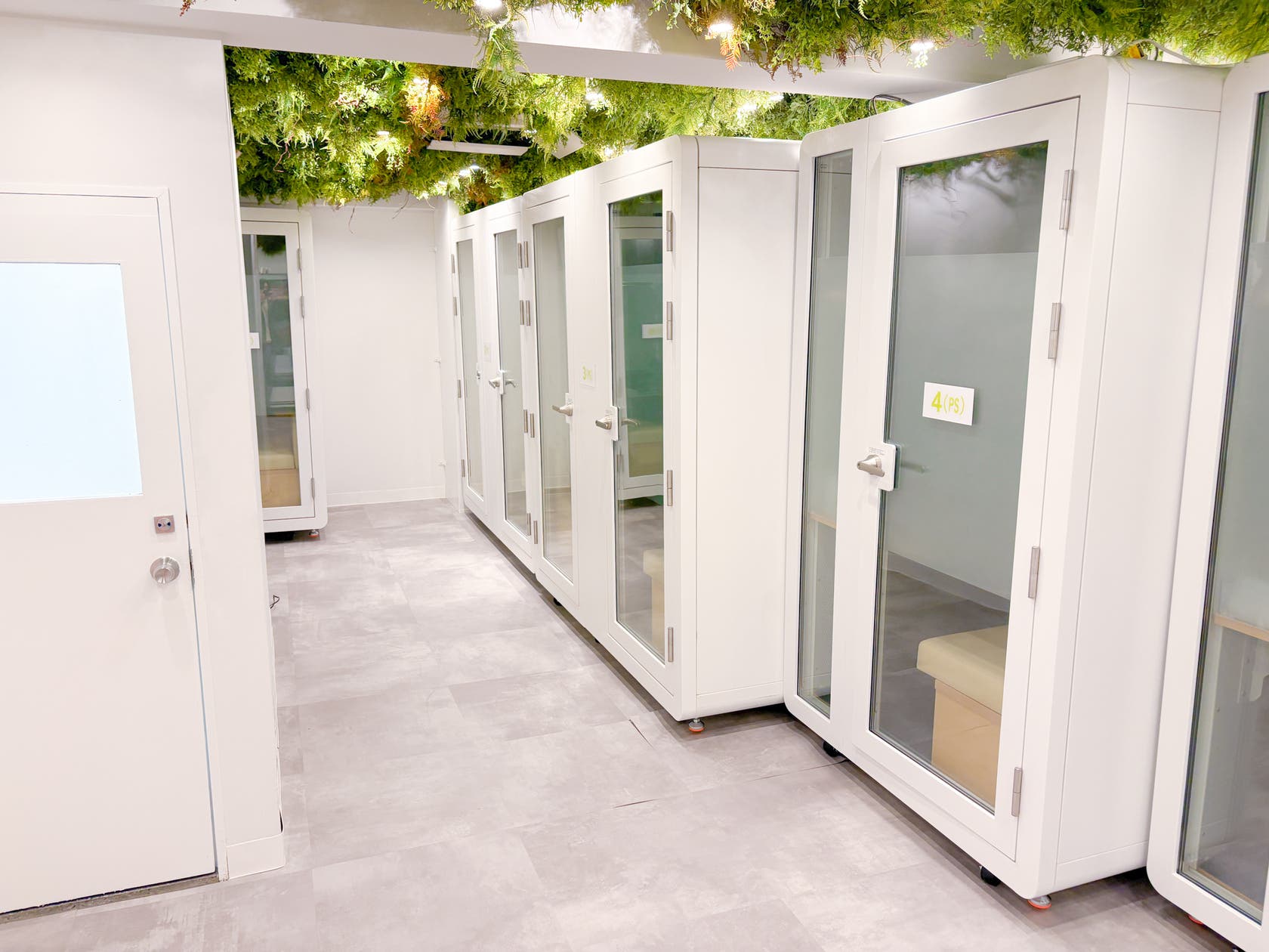 【東京駅徒歩3分｜24時間営業｜4PSブース】防音完全個室／31.5型モニター／充電／web商談・面接・MTG・テレワーク等の写真14