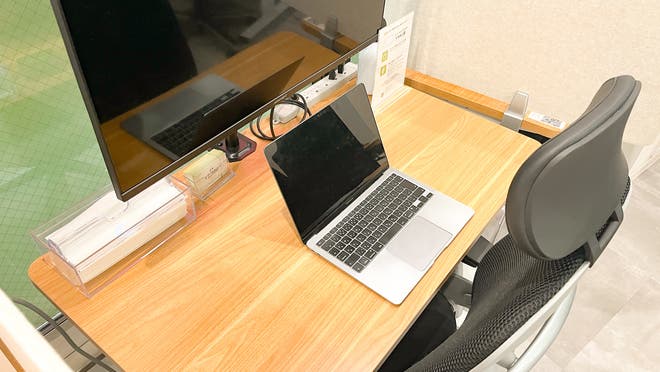 【東京駅徒歩3分|24時間営業|11Cブース】カウンター席/高速Wi-Fi/31.5型モニタ/電源・充電/テレワーク・作業・勉強の写真2