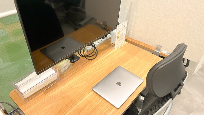 【東京駅徒歩3分|24時間営業|11Cブース】カウンター席/高速Wi-Fi/31.5型モニタ/電源・充電/テレワーク・作業・勉強の写真3