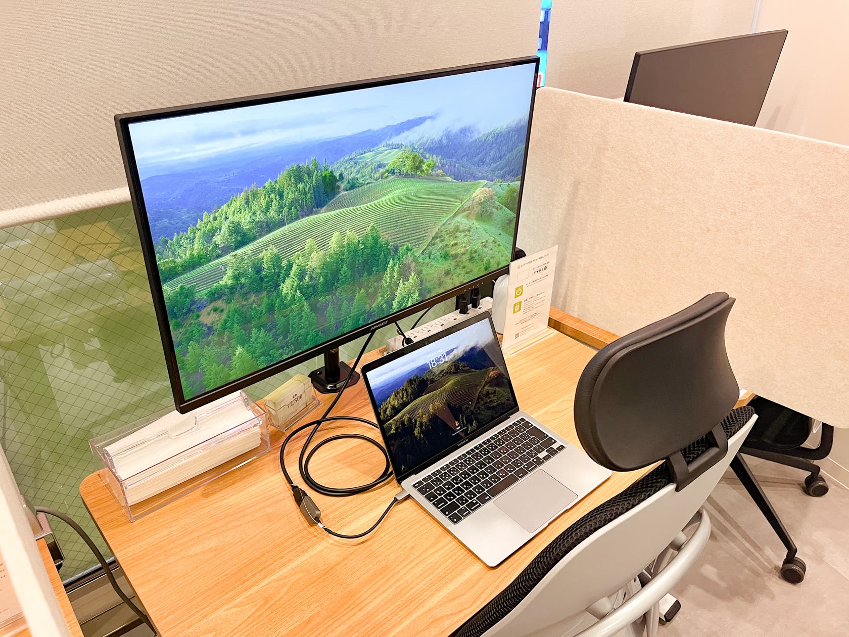 【東京駅徒歩3分｜24時間営業｜11Cブース】カウンター席／高速Wi-Fi／31.5型モニタ／電源・充電／テレワーク・作業・勉強の写真7