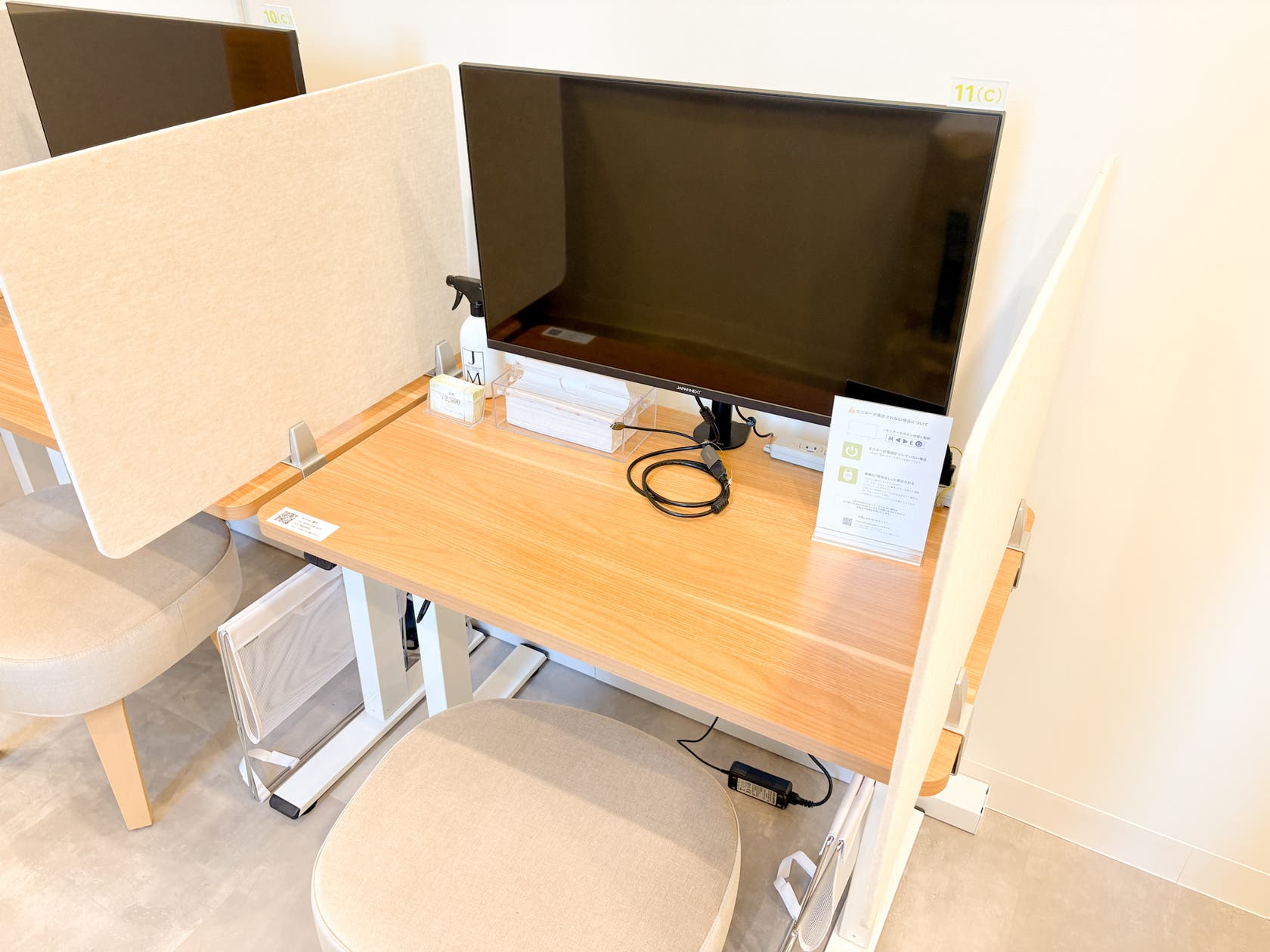 【東京駅徒歩3分｜24時間営業｜9Cブース】カウンター席／高速Wi-Fi／31.5型モニタ／電源・充電／テレワーク・作業・勉強の写真1