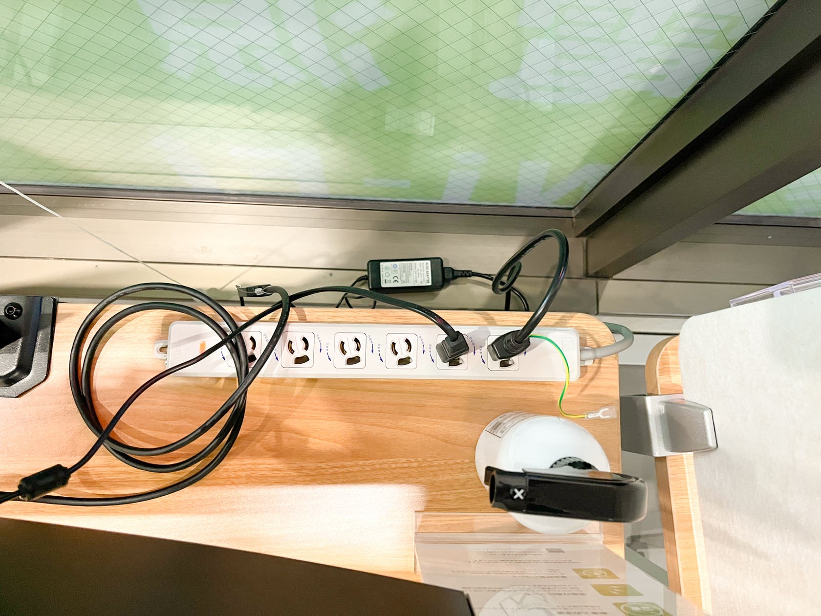 【東京駅徒歩3分｜24時間営業｜9Cブース】カウンター席／高速Wi-Fi／31.5型モニタ／電源・充電／テレワーク・作業・勉強の写真4