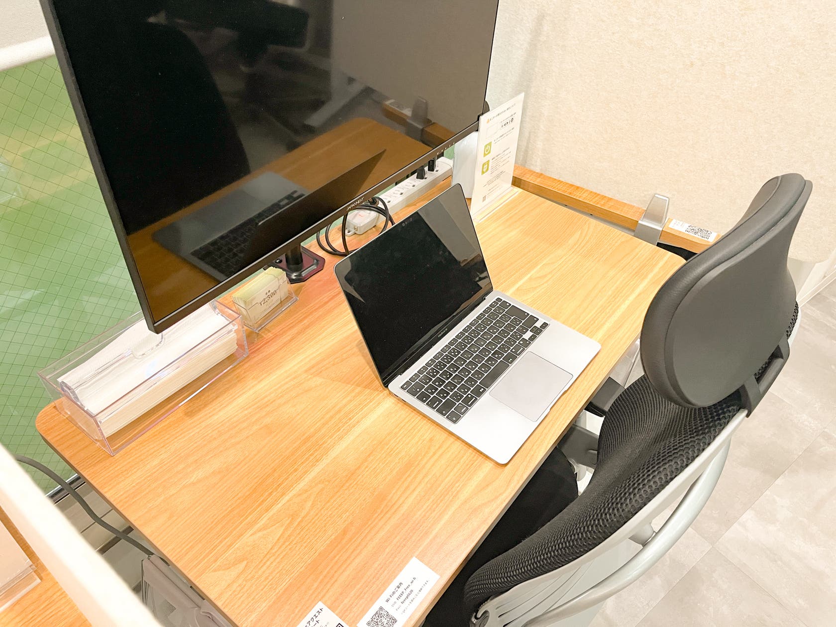 【東京駅徒歩3分｜24時間営業｜10Cブース】カウンター席／高速Wi-Fi／31.5型モニタ／電源・充電／テレワーク・作業・勉強の写真2