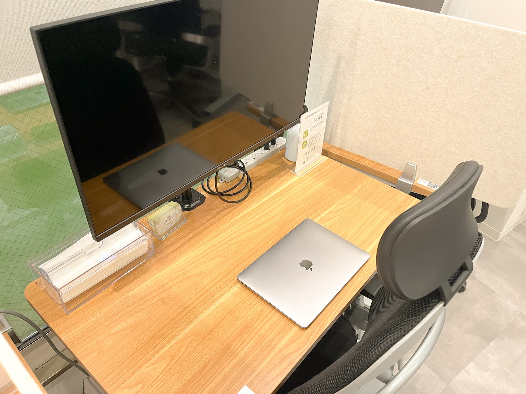 【東京駅徒歩3分｜24時間営業｜10Cブース】カウンター席／高速Wi-Fi／31.5型モニタ／電源・充電／テレワーク・作業・勉強の写真3