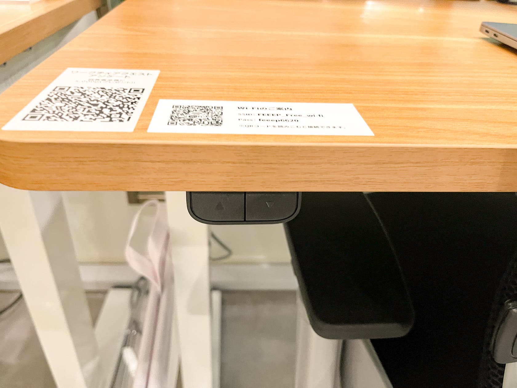 【東京駅徒歩3分｜24時間営業｜10Cブース】カウンター席／高速Wi-Fi／31.5型モニタ／電源・充電／テレワーク・作業・勉強の写真5