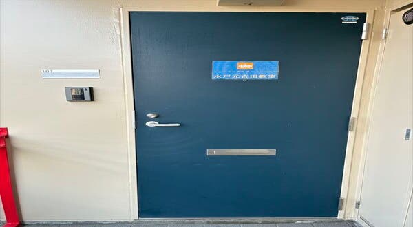 集合住宅の１階の部屋、無料駐車場１台あり