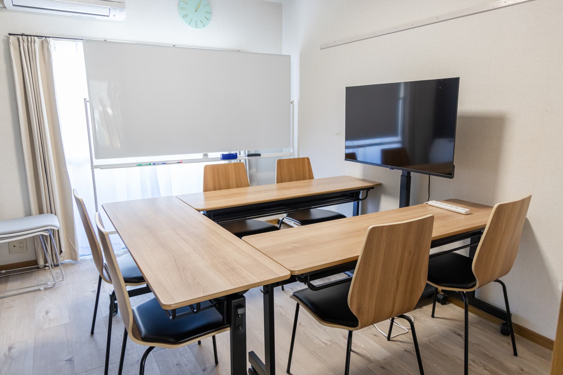 ✨鹿児島中央/アミュ５分　Li-Ka３分　８名収容　💎会議/面接/撮影/エステサロン/整体/ヨガ/完全個室/全設備無料の写真1