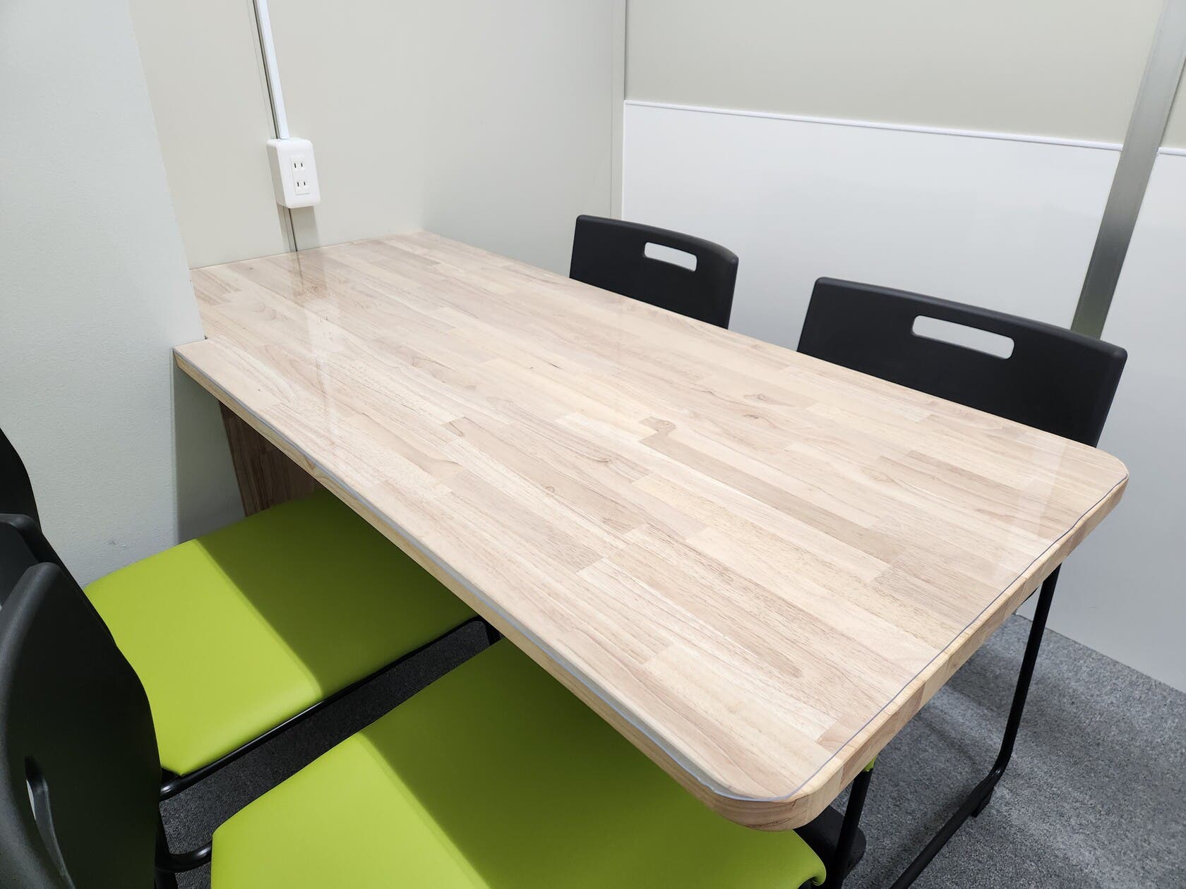 岡山駅徒歩5分 / 最大4名 / 高速WIFI / 卓上コンセント 面接や打合せ、リモートワークに最適な会議室の写真1