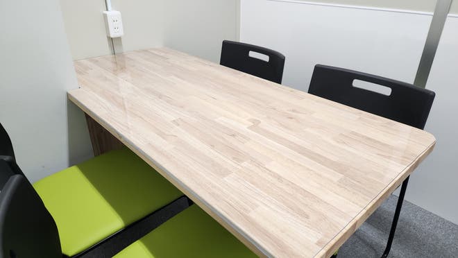 岡山駅徒歩5分 / 最大4名 / 高速WIFI / 卓上コンセント 面接や打合せ、リモートワークに最適な会議室の写真1