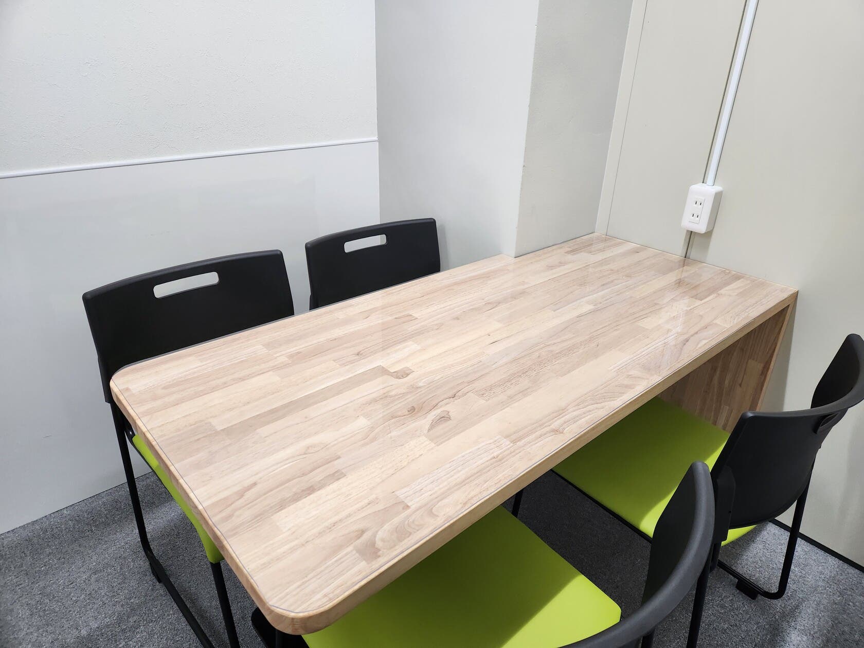 岡山駅徒歩5分 / 最大4名 / 高速WIFI / 卓上コンセント 面接や打合せ、リモートワークに最適な会議室の写真2