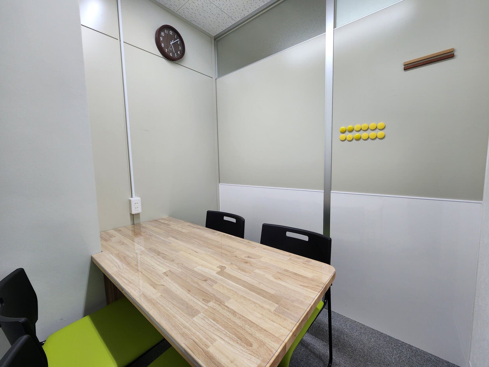 岡山駅徒歩5分 / 最大4名 / 高速WIFI / 卓上コンセント 面接や打合せ、リモートワークに最適な会議室の写真3