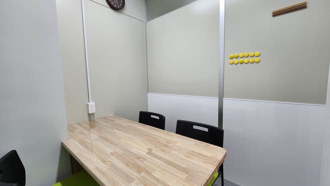 岡山駅徒歩5分 / 最大4名 / 高速WIFI / 卓上コンセント 面接や打合せ、リモートワークに最適な会議室の写真3