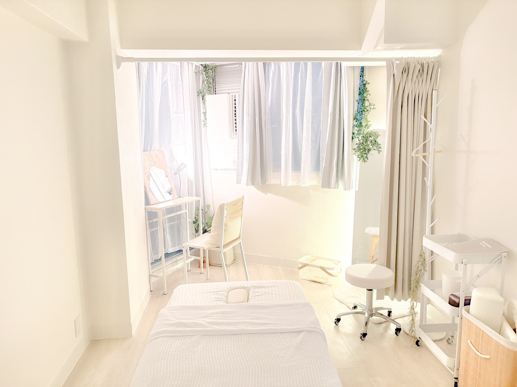 【名古屋駅５分】2026年4月OPEN｜韓国風ホワイト空間＋グリーンが映える完全個室レンタルサロン｜🛜の写真1